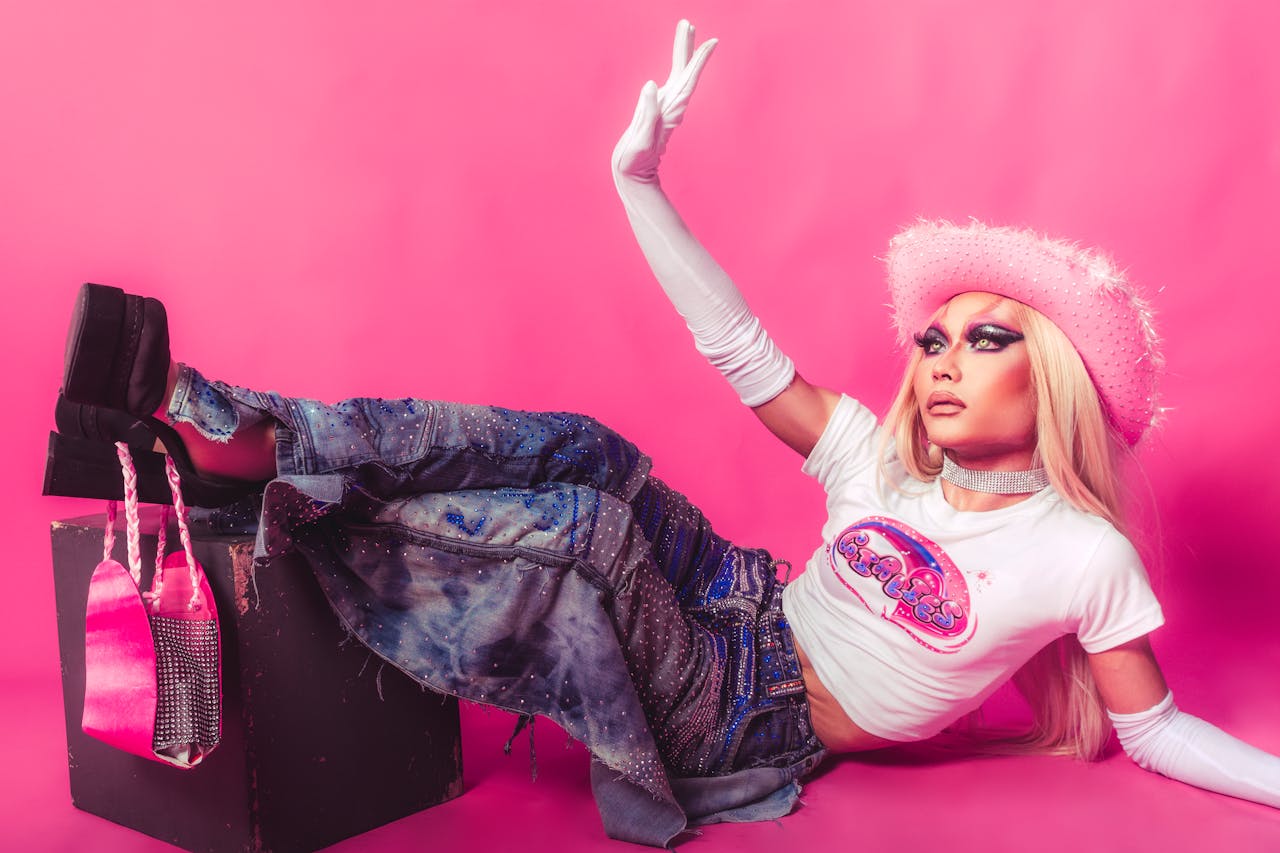 Y2K Fashion Guide 2025: Style Trends & Outfit Ideas