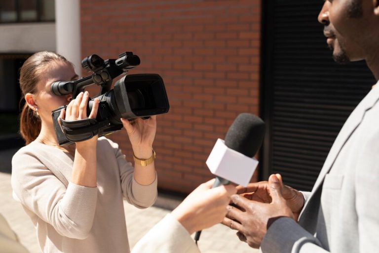 What Is The Difference Between A Journalist And A Reporter?